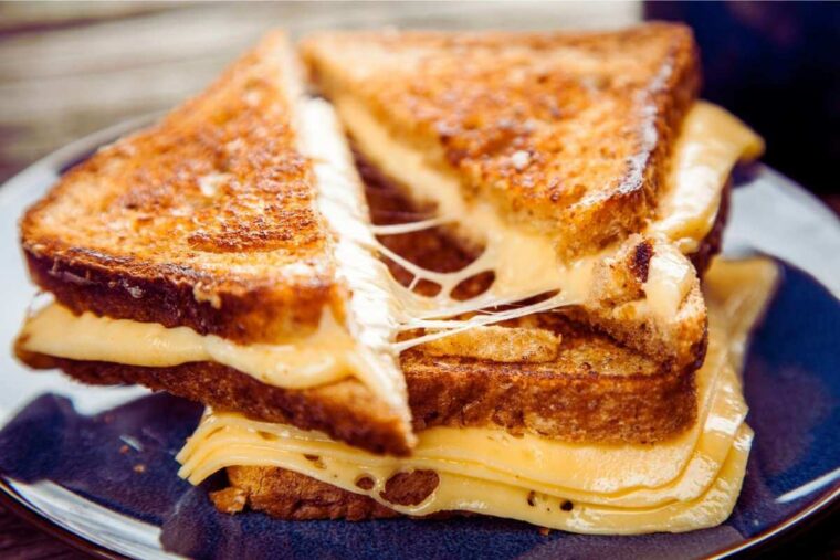 Can You Toast Bread In A Microwave (Yes! Use The Grill Mode)
