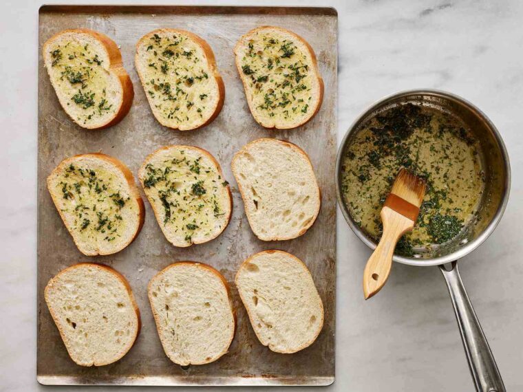 Making Perfectly Garlic Bread In Microwave - Quick & Easy!